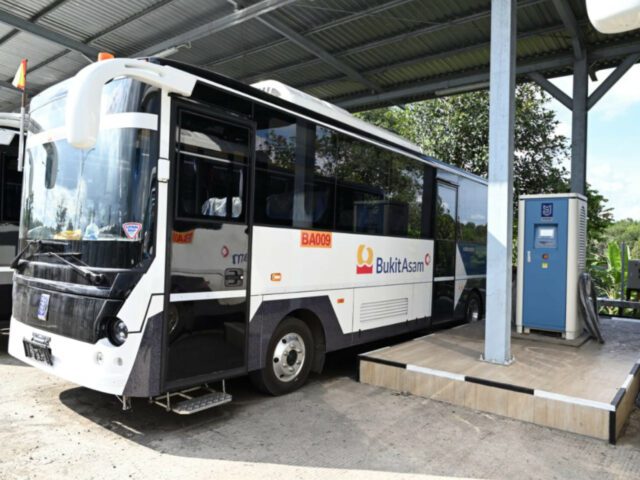 PTBA Mulai Operasikan 10 Unit Bus Listrik untuk Pekerja Tambang